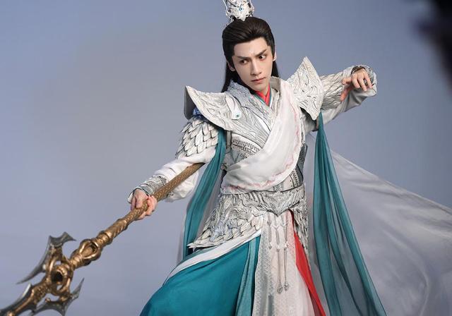 "Long Moon Embers" Luo Yunxi debuted as God of War, Ming Ye is handsome ...