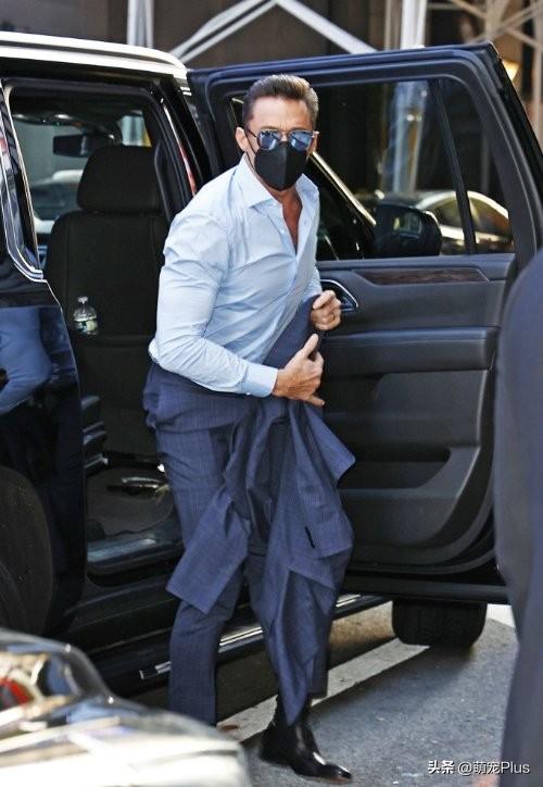 "Uncle Wolf" Hugh Jackman is super handsome in a coat while walking to ...