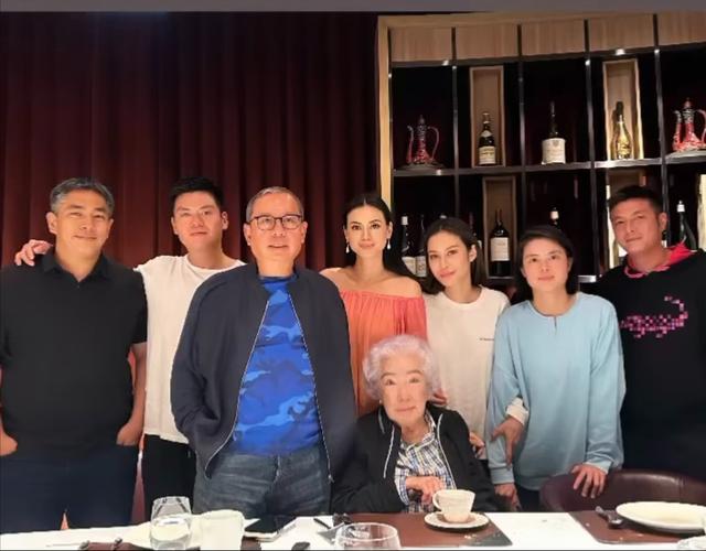 Lin Jianyue accompanies his mother to celebrate the festival. A group ...