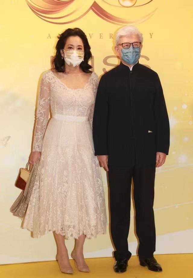 Zhu Lingling's husband is suddenly much older!Her hair is all white ...