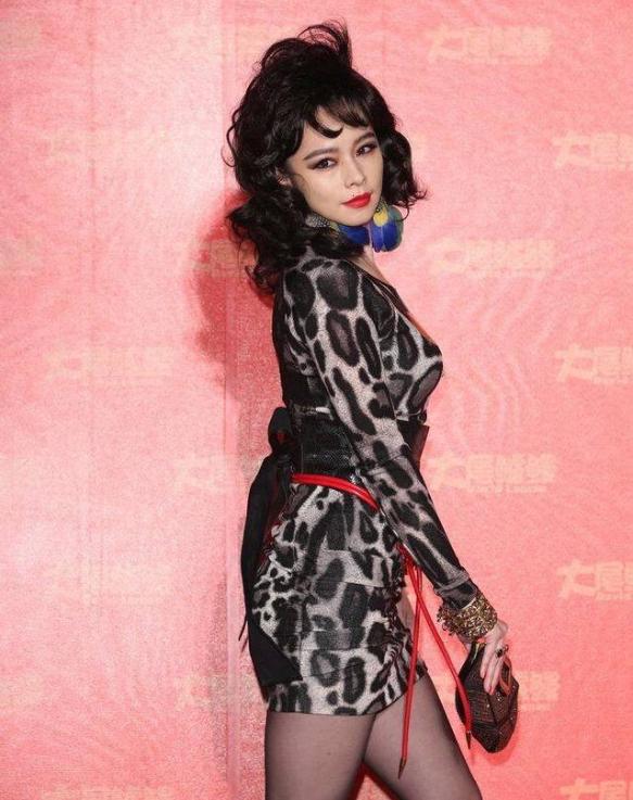 Leopard print dress with black stockings, Xu Ruoxuan shows off her ...