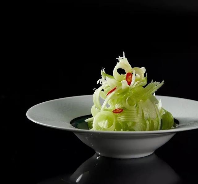 Six innovative cold dishes are made, with beautiful shapes and colors ...