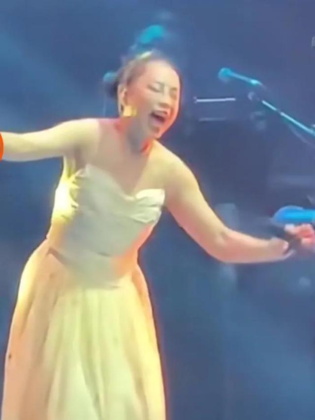 Huang Qishan puts the microphone on her lap to make high notes in ...