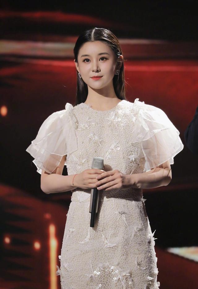 Li Xiaomeng: Although she is nearly 40 years old, she still looks like a girl, and she has not ...