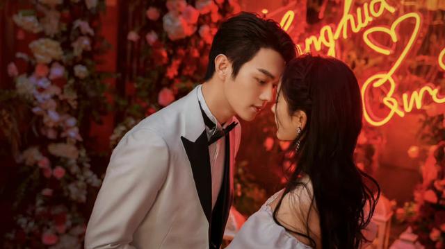 Xu Kai started a live broadcast without makeup, his unshaven beard looks greasy, and his ...