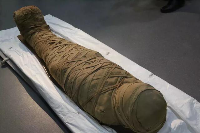 Digging up mummies and grinding them into powder to eat, "human remains ...