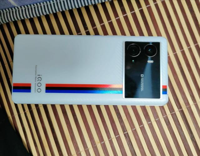 One new and one old, two different mobile phones of the same brand, how ...