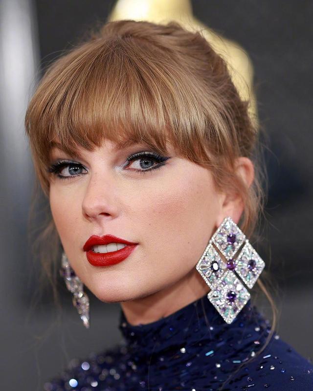 Taylor Swift is so beautiful, wearing a blue dress with iconic red lips ...