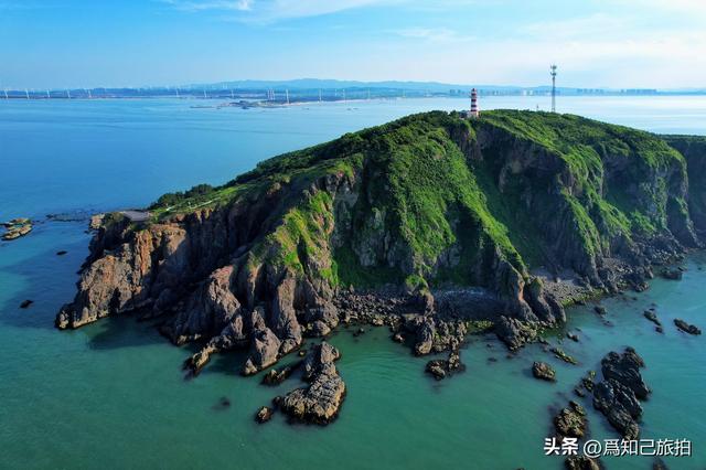 Jiming Island in Weihai is surrounded by water, lush forests, fragrant ...