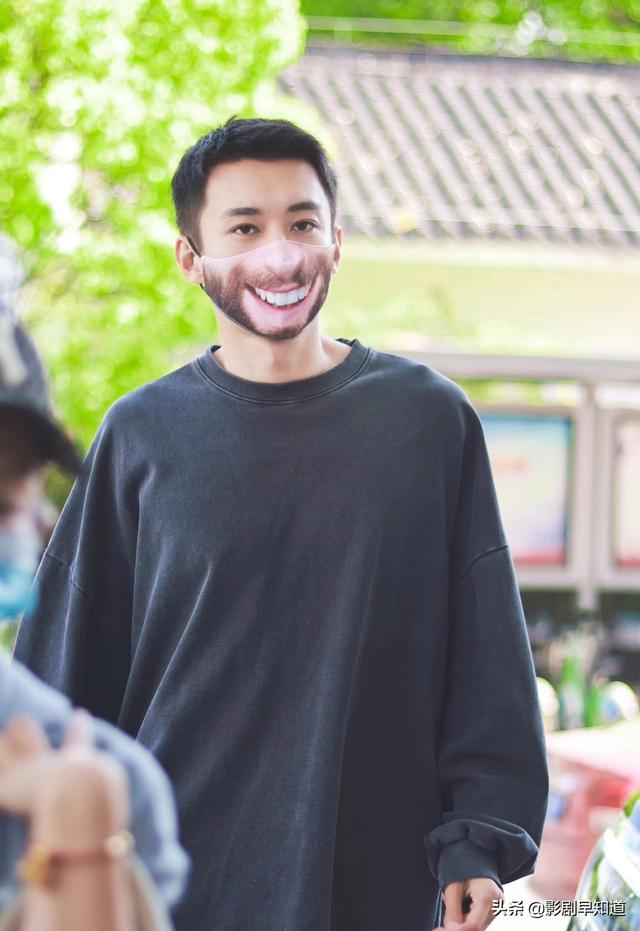 The actor of "Thrush" wears a funny mask to work, full of joy, the ...