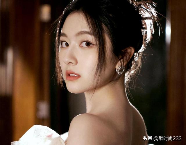 Li Landi's Weibo night look is released, wearing a flowery skirt that ...