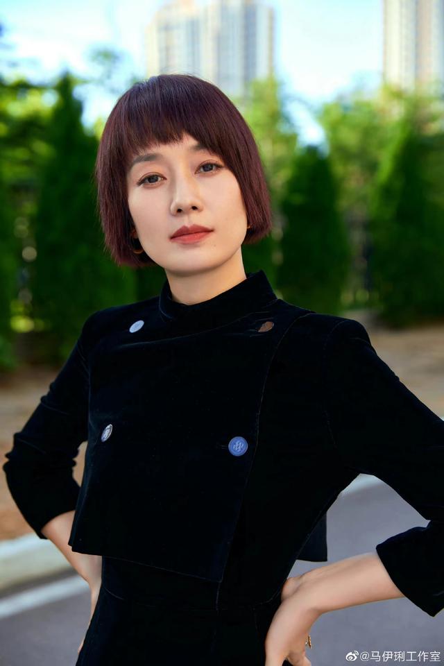 Ma Yili has chosen the right hairstyle. She has short hair and cuts her ...