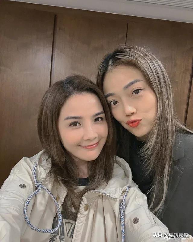 Cai Zhuoyan took a photo with Joey Yung and confessed, "You can always release me from stress ...