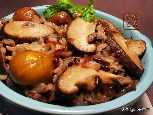 Three-color brown rice is added with chestnut and shiitake mushrooms to ...