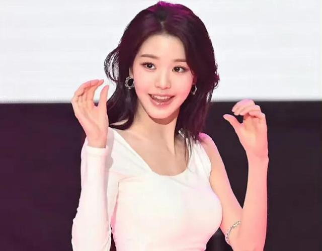 Zhang Yuanying's white singing suit can be a god - iMedia