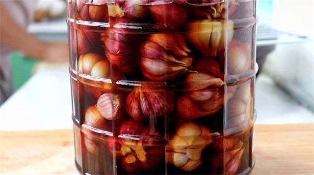 The candied garlic in the hotel is so pickled. It is sour, sweet and ...