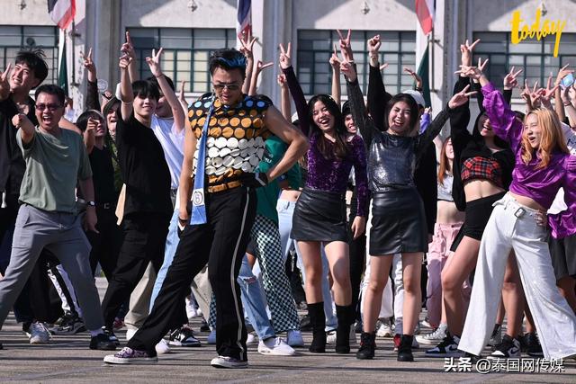 New song in front of Bangkok City Hall!JYP brings dancers for a dance ...