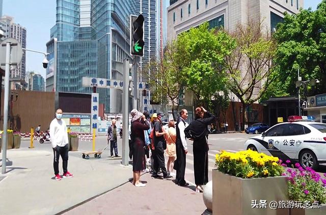 There are many shops on both sides of the road in Chongqing, the ...