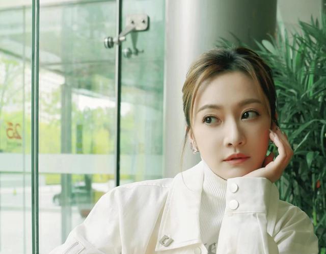 "Coming for You" hits Yu Yue's white casual outfit photo with a bright ...