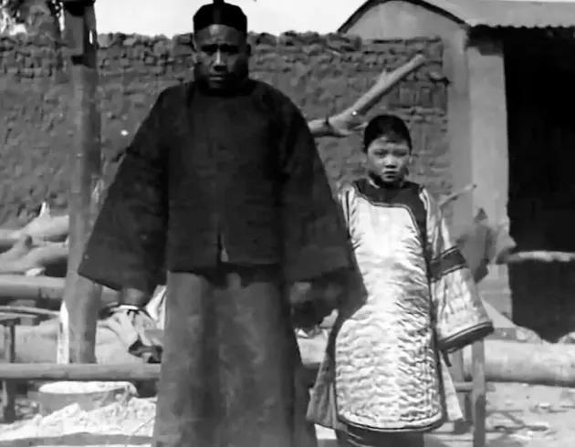 Old photos from the late Qing Dynasty: the turtle slave carried a woman ...