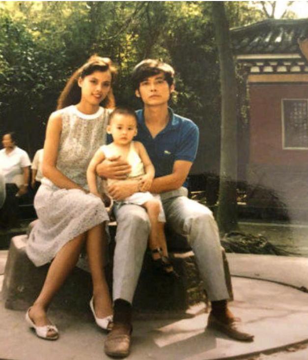 At first glance, Li Yifeng's parents are a scholarly family, and they ...