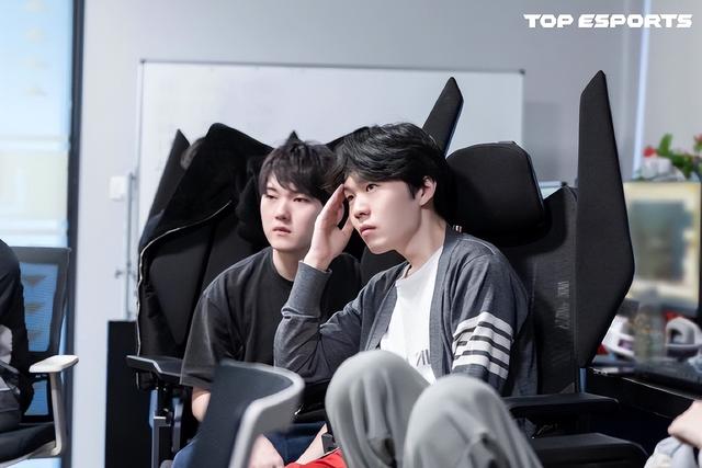 The barrage praises the top three mid laners in the broiler LPL! Rookie sharp review: lose a ...
