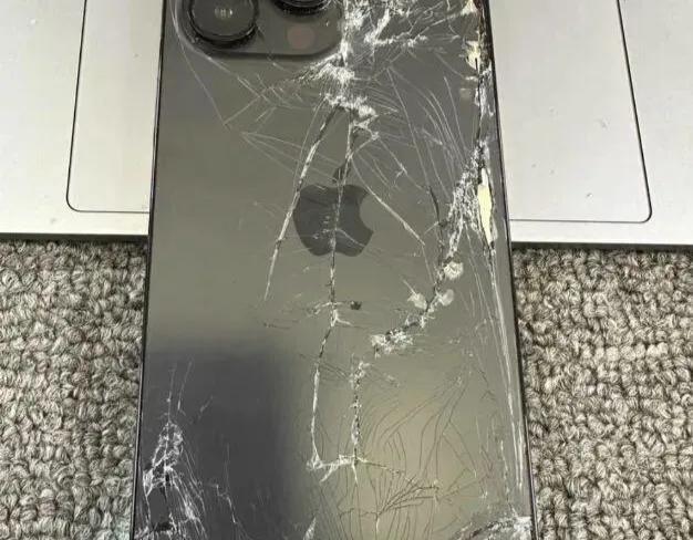 More than 5,000 people bought the war-damaged iPhone 14pro max, fans ...
