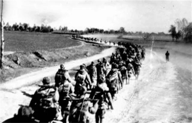 The two armies were running side by side, and the PLA went to discuss ...