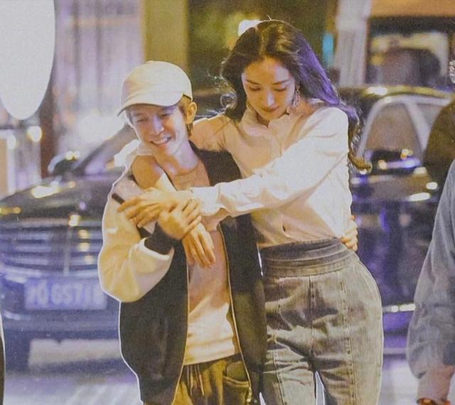 Guo Jingming visits Yang Mi, hooks his shoulders and hugs his waist in ...