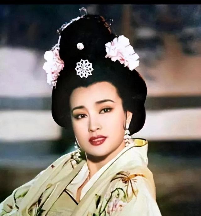 When Wu Zetian held the "Da Yun Jing" presented by Xue Huaiyi, his eyes ...