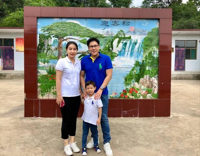 Huo Qigang and his wife took their children to the Great Wall! Guo ...