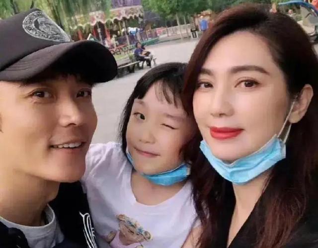 They were all cheated by Hong Xin and his wife. The divorce was directed and acted by himself ...