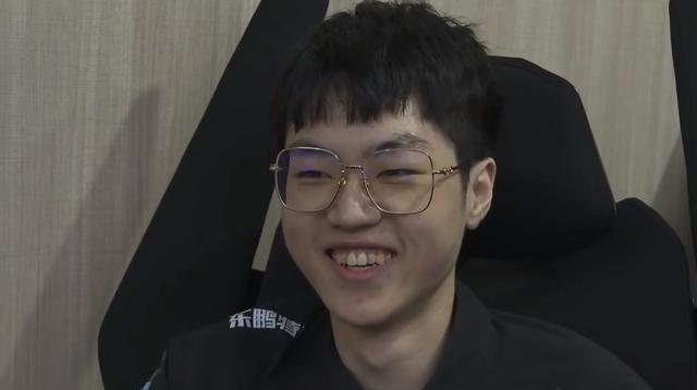 RNG中單數據圖火了，天肥開局2-0，打出全場最低傷轉，LP殺死比賽 - 頭條匯