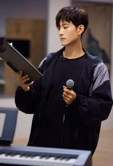 Yan Nanlang debuted at the peak, and his face is tight and superior at ...