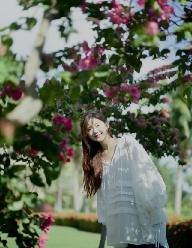 Zhao Lusi took a photo of flowers on the beach, her skin was white to ...