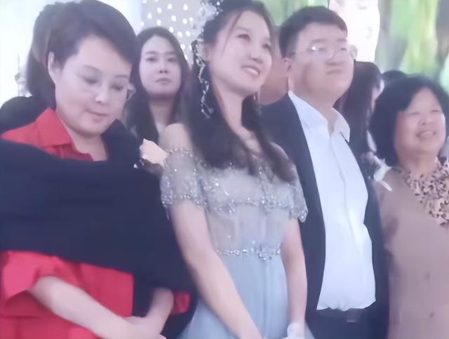 50-year-old Yuan Li Suyan appeared at the wedding banquet, and came to ...