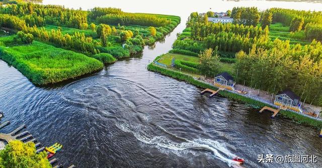 Ride around Baiyang Lake and encounter different scenery on the road ...