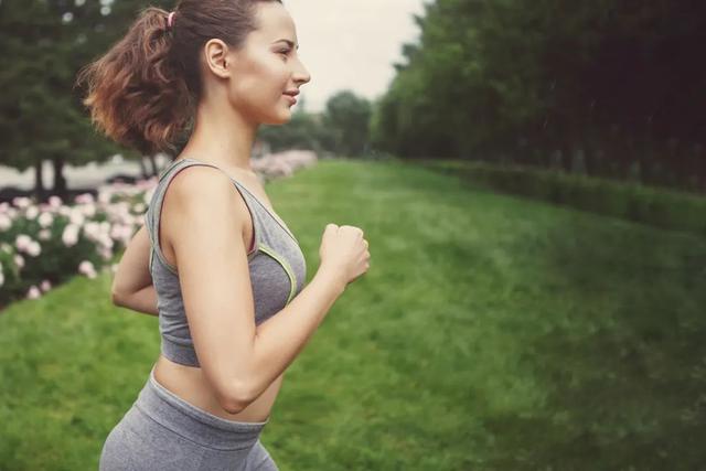 Walking briskly for 5 kilometers without sweating or running for 3 ...