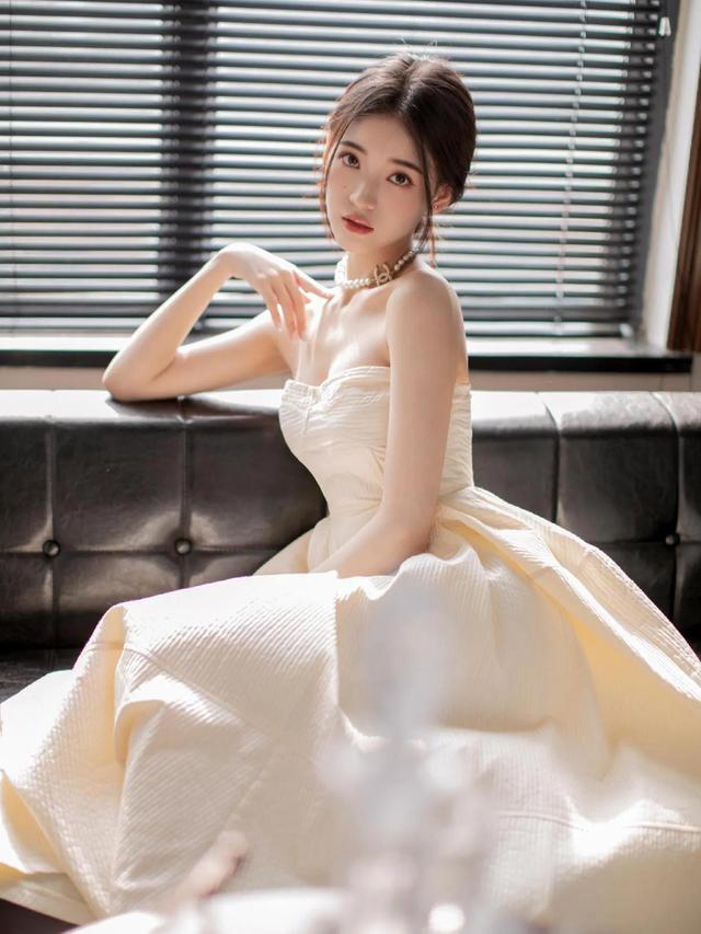 A good-looking dress, of course, must be matched with a good-looking ...