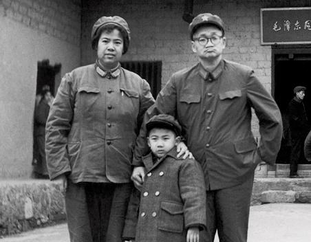 In 1962, Mao Anqing returned to Shaoshan to worship his mother, but was ...