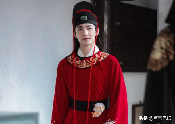Yang Yang's Zhan Zhao style is also too amazing, wearing a red dress ...