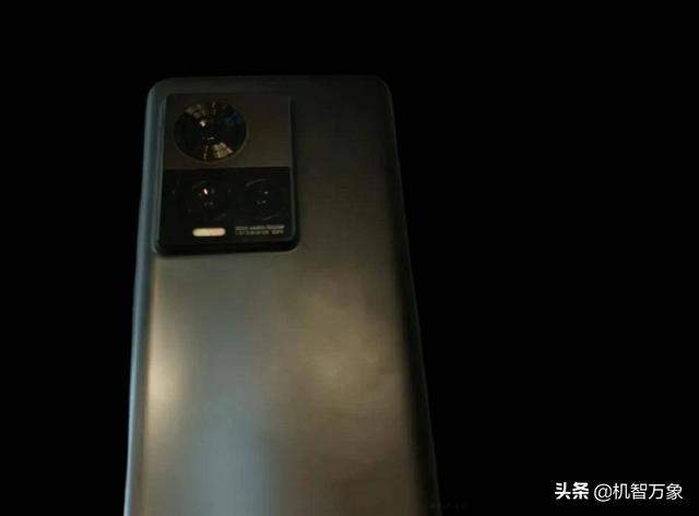 Suspected vivo rear telescopic three-camera combination real machine ...