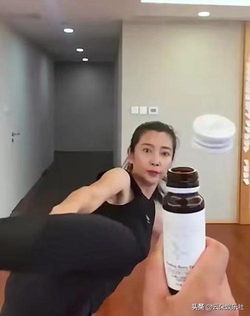 Li Bingbing is a chic roundabout kick, especially handsome with a ...