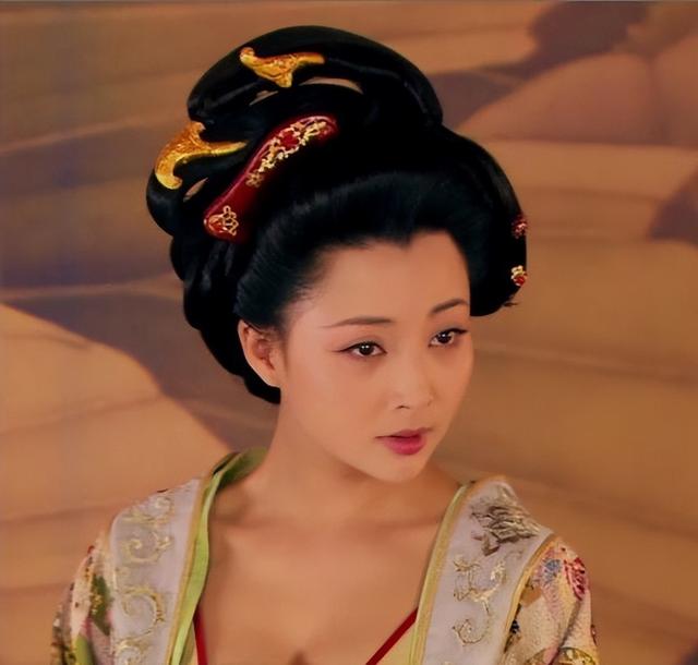 Yin Tao's "Wu Zetian" and Zu Feng were filming a kiss scene, and a ...