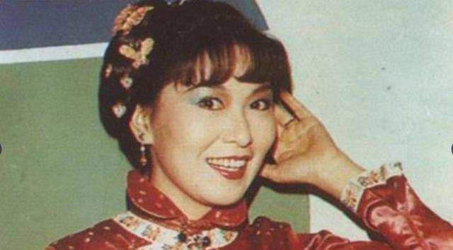 "Mei Chaofeng" Huang Wenhui's recent photos were exposed, 72 years old and young and trendy, the ...