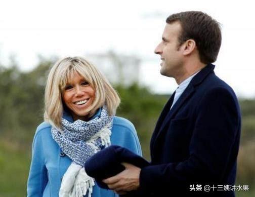 How beautiful is the French first lady?Look at the photo of her dancing ...