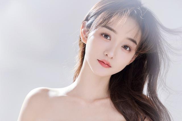 He Hongshan sexy photo in white tube top dress - iMedia