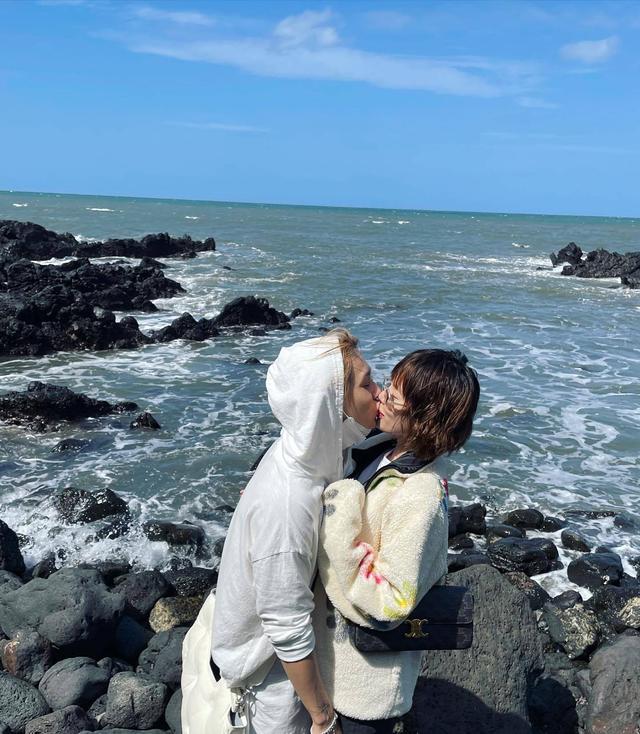 HyunA posted a kiss on the beach with Jin Xiaozhong on Jeju Island ...