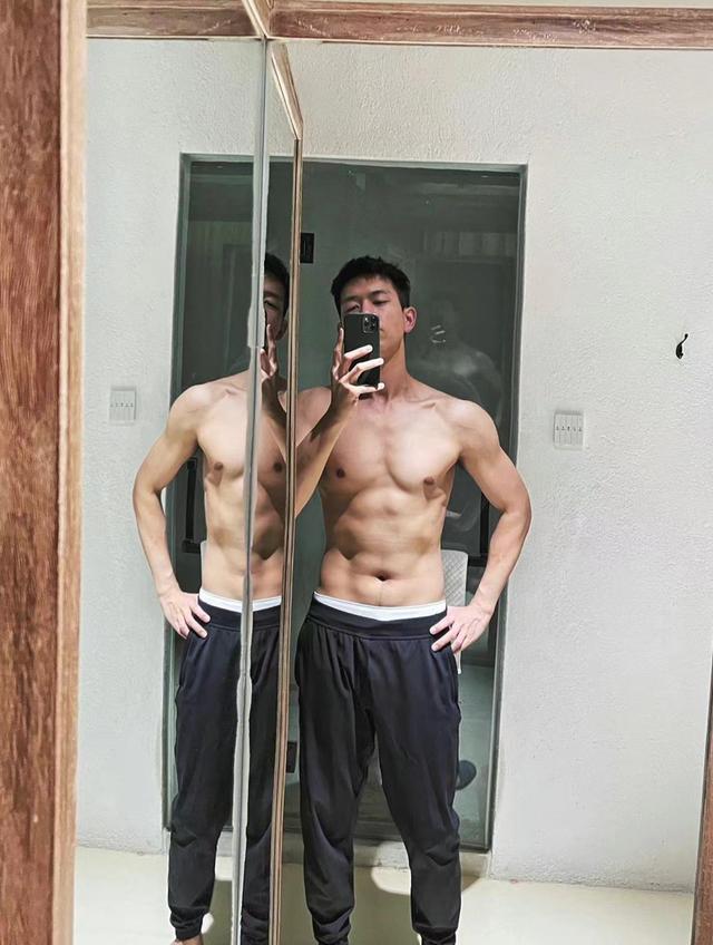 Li Xian shows off his muscles late at night!Abdominal muscles ...