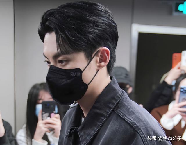 Wang Hedi is ready to help Taihao? The airship with light show and ...